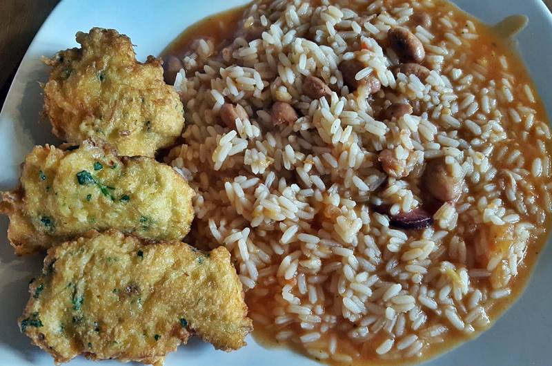 Pataniscas de Bacalhau com Arroz de Feijão e Tomate - Receitas Para ...