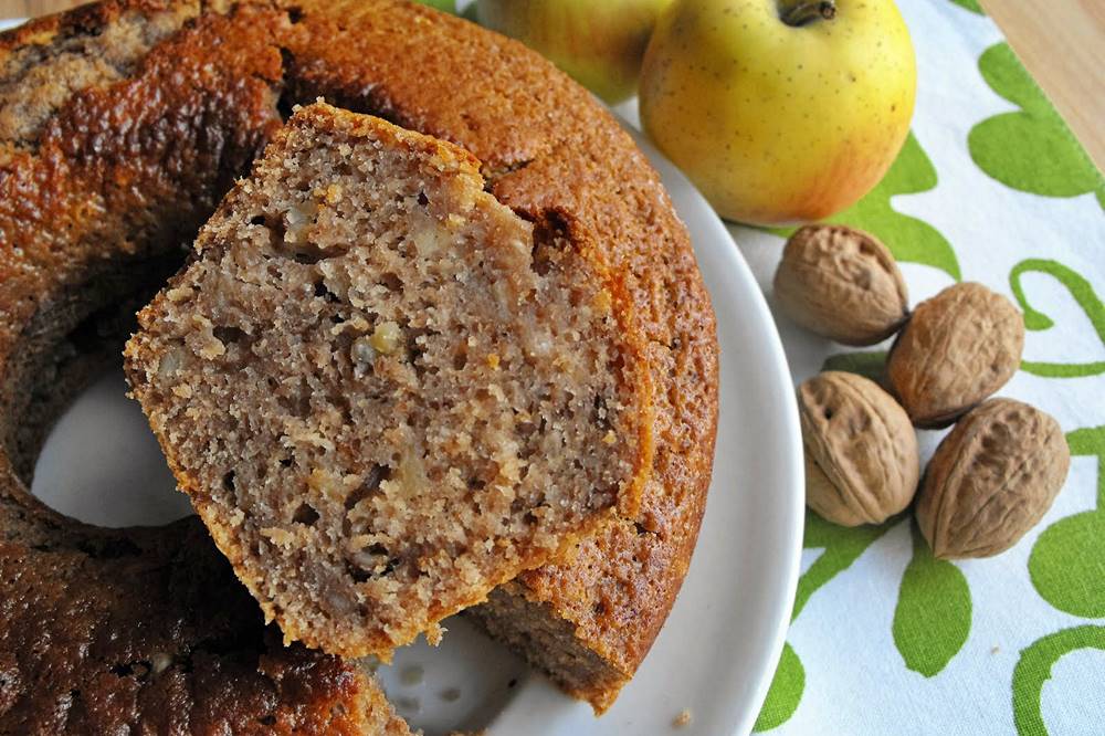 Bolo de mel com maçã e nozes - Receitas Para Todos os Gostos